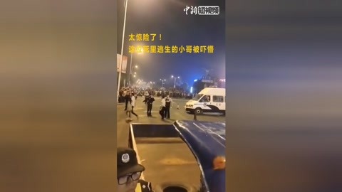 太惊险了!江苏无锡高架桥侧翻,事发时一小哥死里逃生,捡回一条命。#...