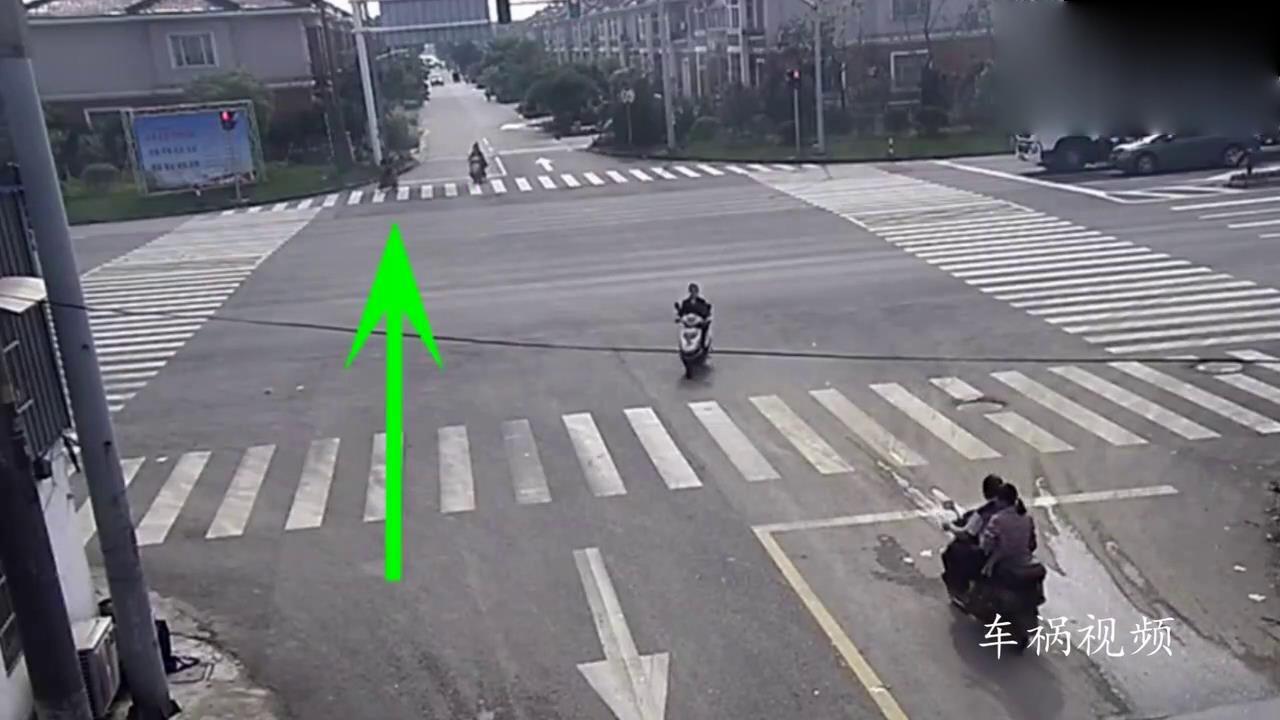 电动车明明已经看到了红灯,为什么还要去闯?让人不解