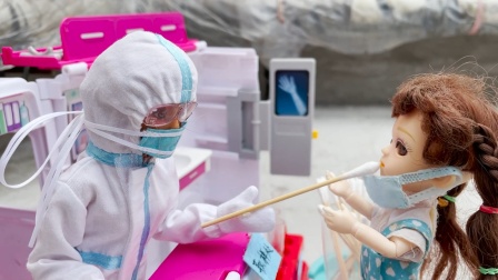 芭比娃娃一家在社区排队做核酸,懂事的小芭比让孕妇妈妈优先排队