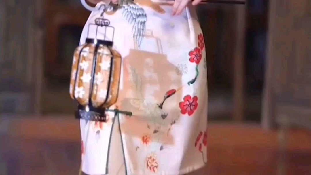 旗袍美女#旗袍#古风#汉服古韵 你是喜欢旗袍呢还是喜欢穿旗袍的人呢...