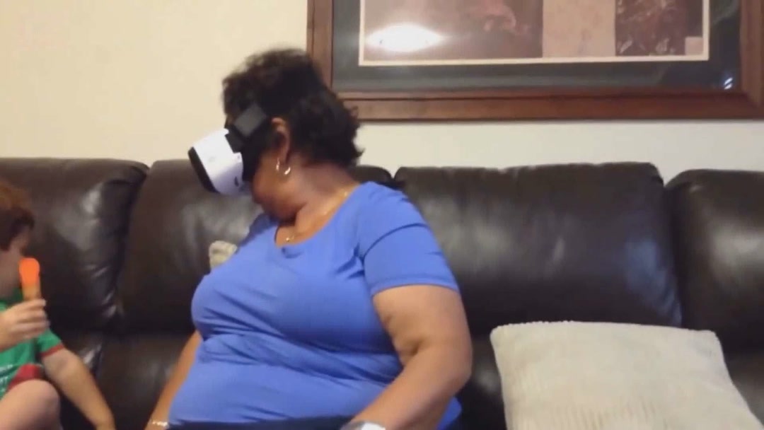 带上VR眼镜体验游戏,对于女孩子来说就是个不设防的坑