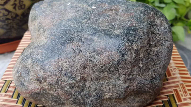 翡翠赌石现场纪实:第一视角带你走进玩家赌石切割现场