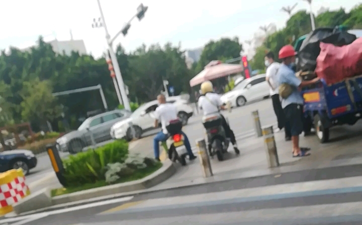 这就是疫情下的深圳打工人,还能坚持不懈奋斗下去,疫情再难,上班赚钱...