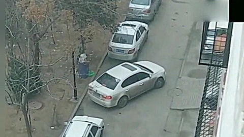 看这大姐的侧方位停车,这样的倒车方式,一看就是新手