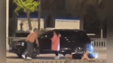 【江苏】男子当街对女子实施暴力殴打 女子被拽下头发扔了一地