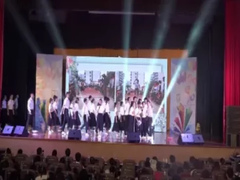 Something Just Like This (北海市第二实验学校2018届毕业典礼初三(1)...