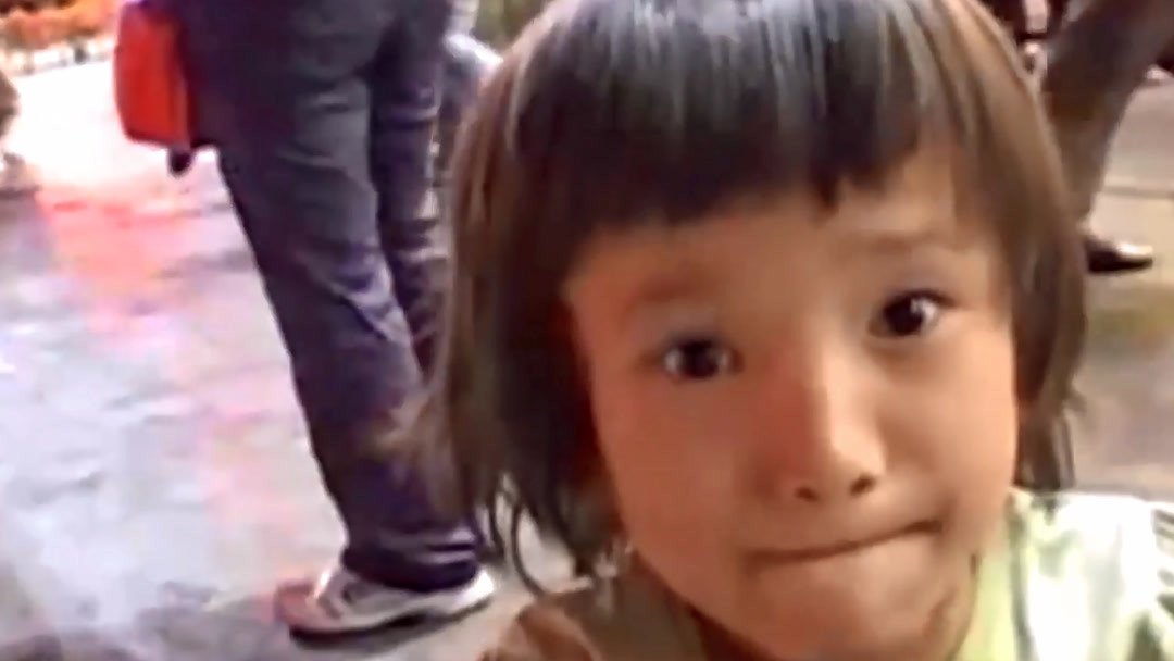 乞丐父亲让残疾幼女上街乞讨,自己在一边收钱,太让人气愤了