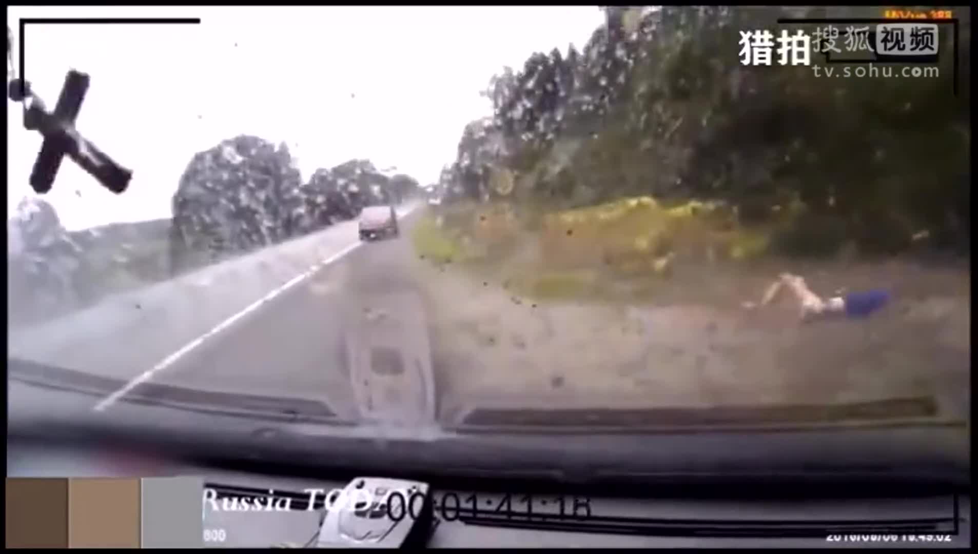 行车记录仪录下,惨烈车祸 慢动作重放下 画面让人触目惊心