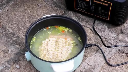 带上220V户外移动电源,到天台煮一锅自由的泡面~