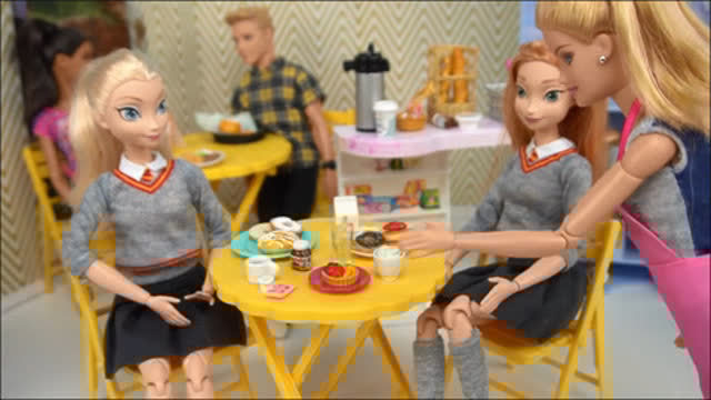 艾莎和安娜早晨起床搭配校服吃早餐去学校