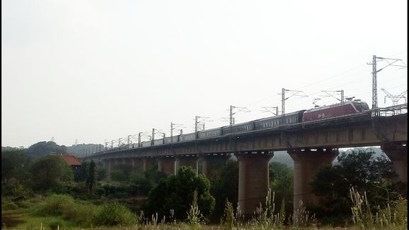 深圳东开往天津的K1620次列车通过京九铁路赣州贡江特大桥