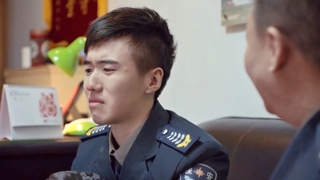 北漂八线演员当保安,结果除了被打就是被骂!直接委屈哭了