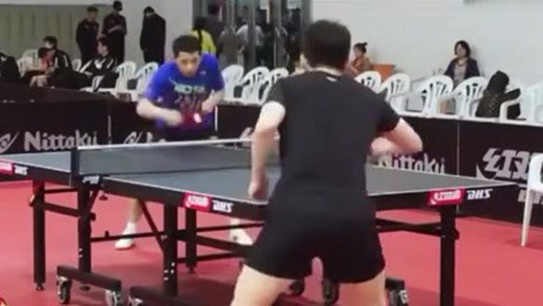 打乒乓陪樊振东练球的小伙也很帅嘛