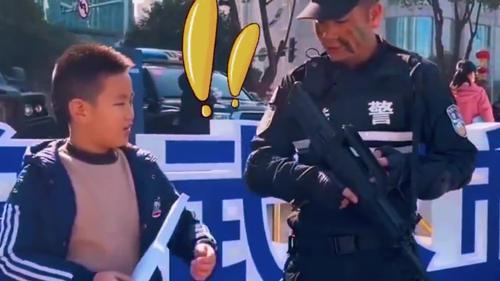 小朋友用纸做的枪给警察看,然后就给了他真家伙试了一下并拍了照