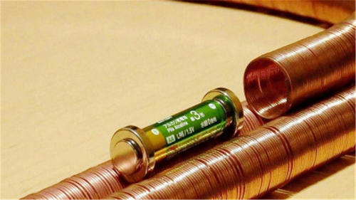 老外自制迷你磁悬浮列车,方法竟然如此简单,感觉物理白学了!