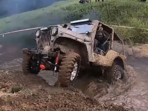这么泥泞的道路你敢驾驶汽车去挑战吗?
