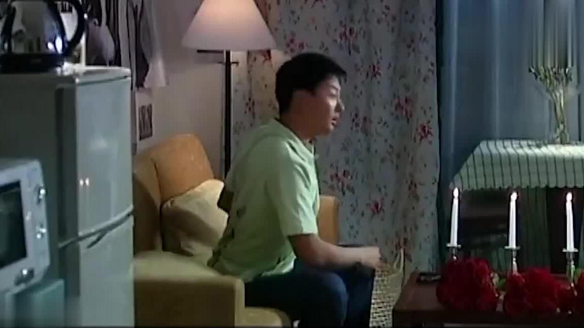 世界:小伙在家等女友,意外撞破女友丑事,秒懂女友不清白了