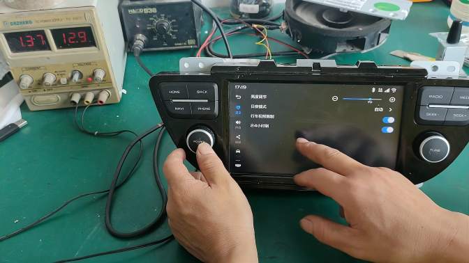 吉利博越汽车导航不开机维修过程,这种芯片烧坏是最麻烦的了