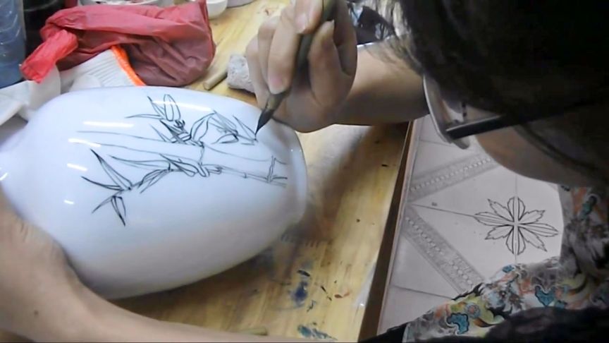 一个手工制作花瓶价格不菲,可这里几乎没人愿意去做这一行了!