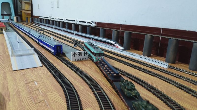 火车模型世界里的精彩245 5005次货运列车5道通过Z666次列车停靠