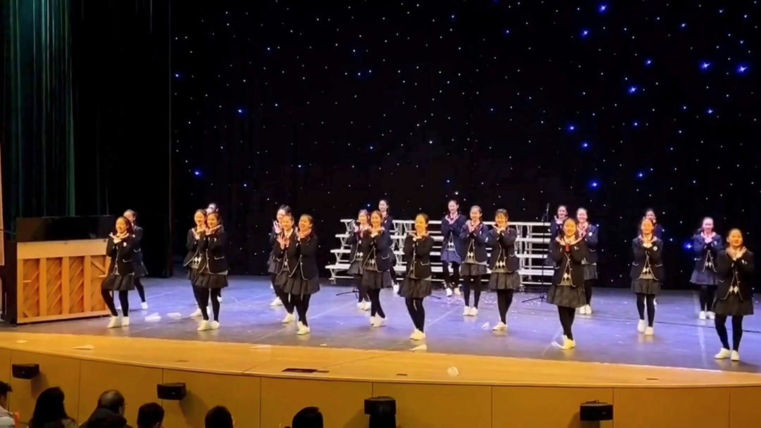 校园年会舞蹈《火红的萨日朗》,青春活力十足,热情洋溢!