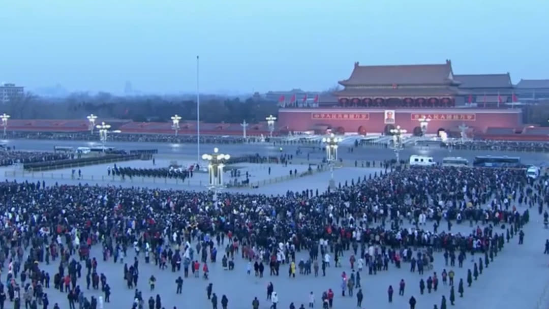 天安门看升国旗时!会发现国旗升不到顶端,原来还有这么一层含义