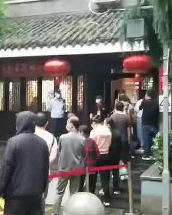 这几天,武汉开始进行大规模核酸检测。各个社区都在组织民众前往...