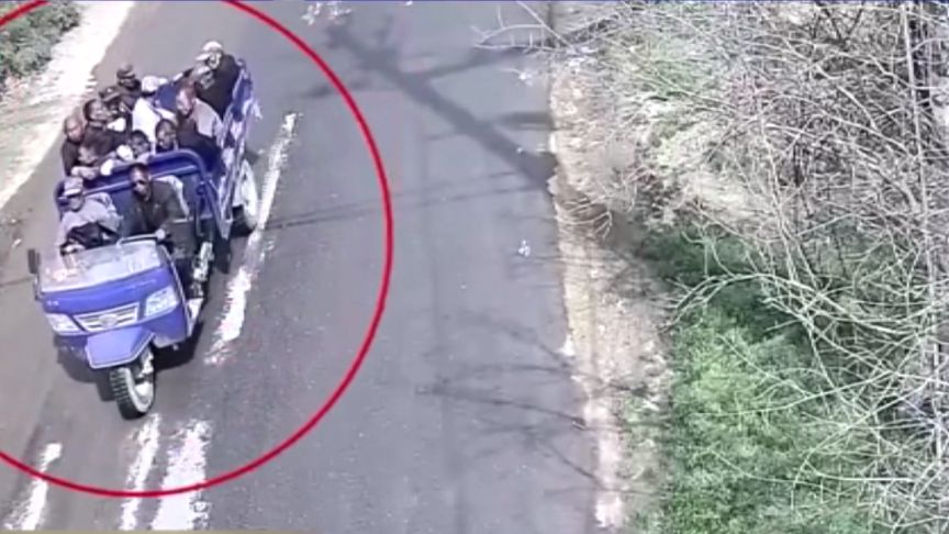 农用三轮车因违法超载被处罚,三轮车司机被罚400元,驾照扣12分