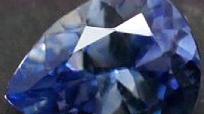 这种矿石,被誉为“地球上最稀有的宝石级矿物”之一,蓝锥矿