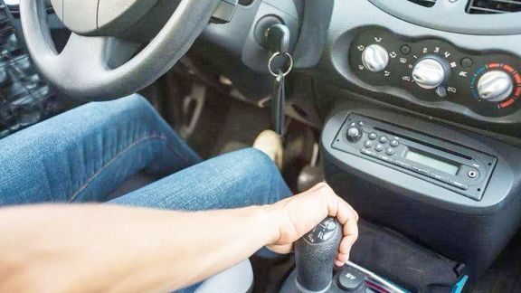手动挡坡道起步,先松离合还是先给油?很多车主弄错了