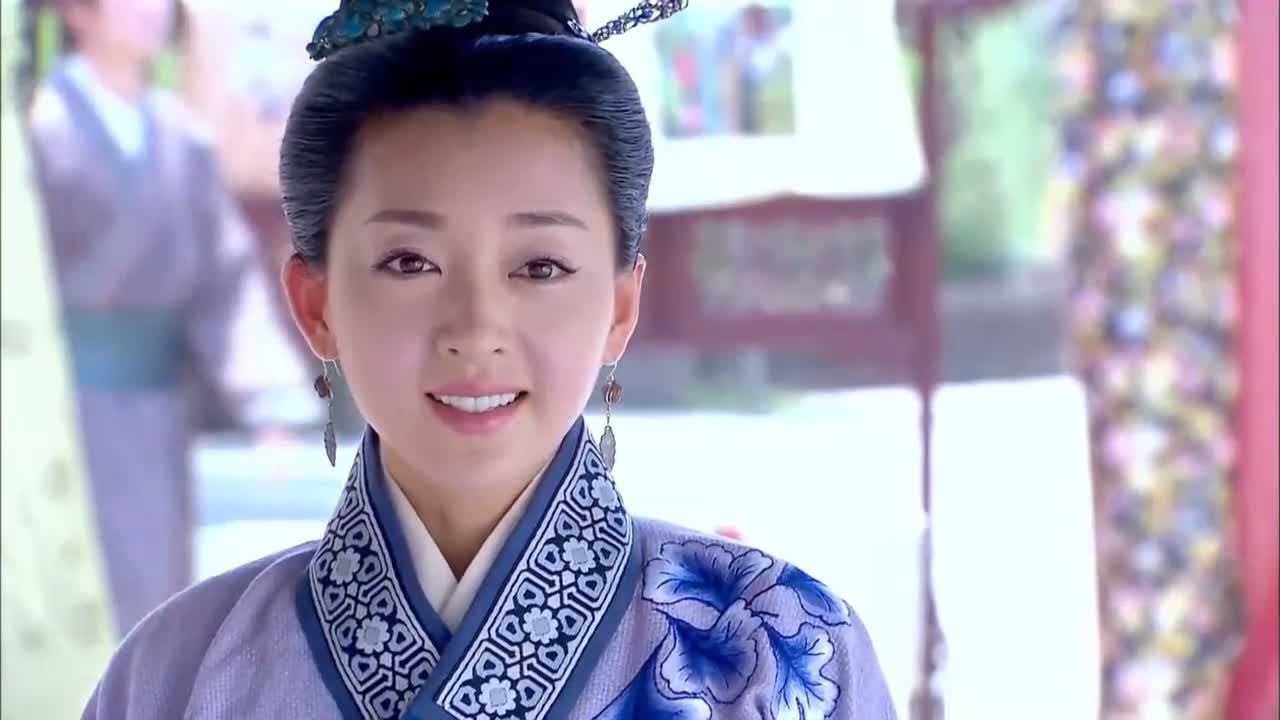 美人如画:女子陪着她来到街上,想让她找到绣布图案的灵感