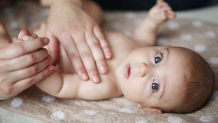 大夫演示小儿推拿手法,家长快来跟着学起来,简单又方便