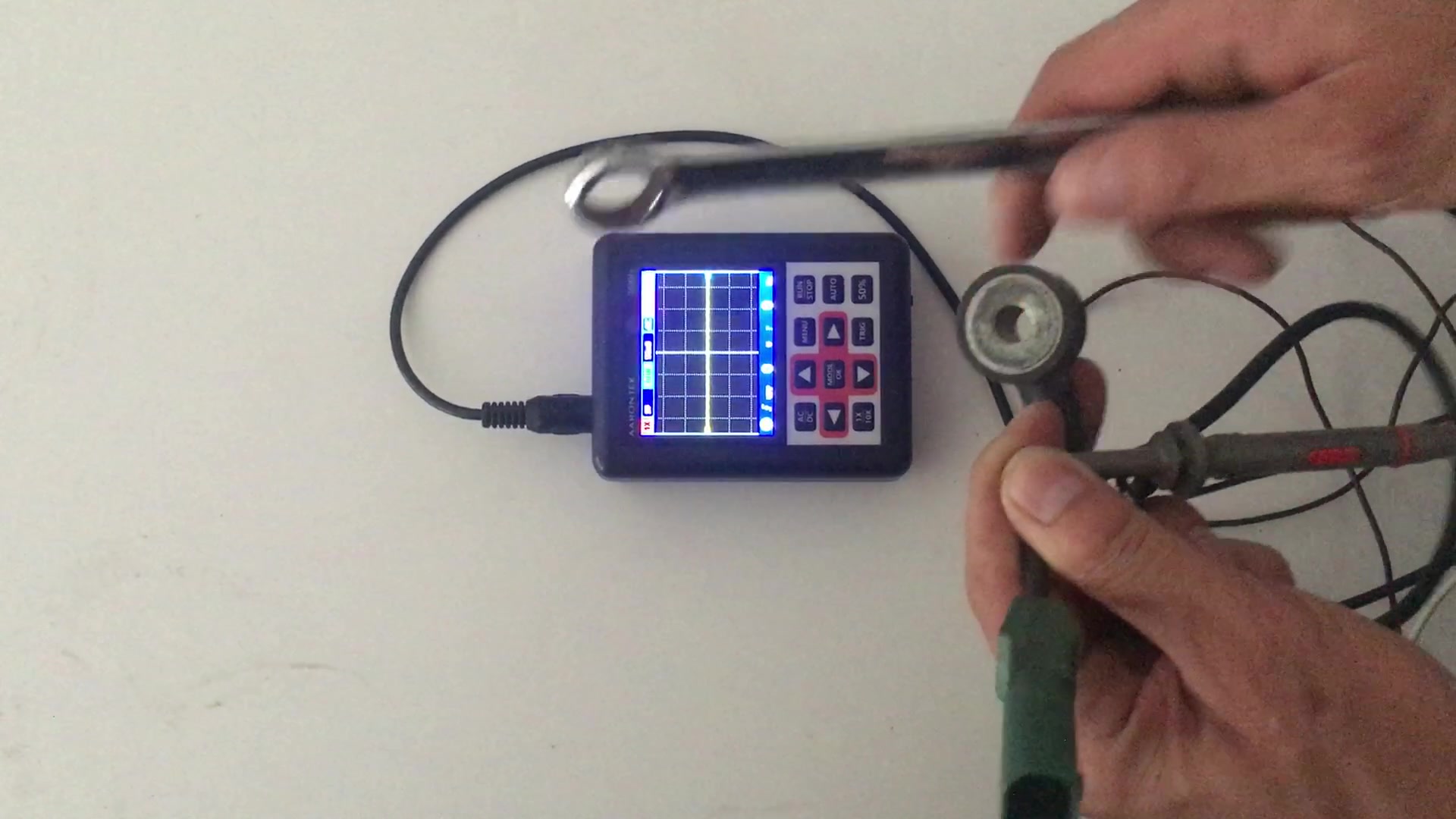 修理工没活干,找个发动机爆震传感器玩一下。