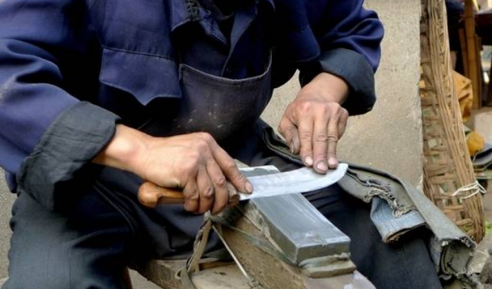 生活小妙招:这才是磨刀的正确方法,非常实用的小窍门,快试试吧