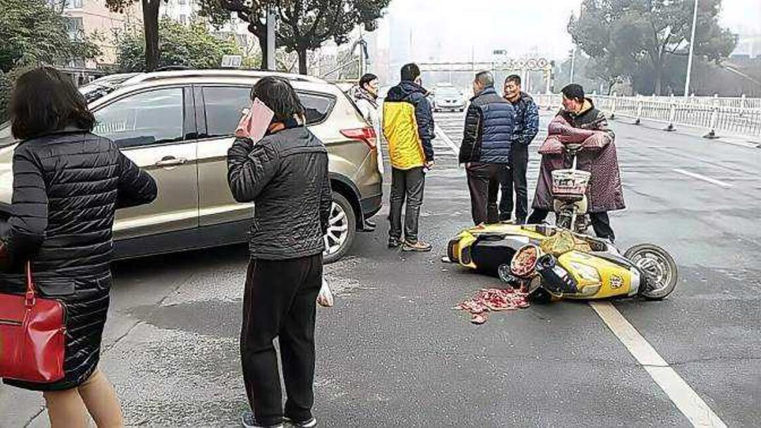 等红灯时候被电动车追尾,电动车车主身亡!汽车车主需要负责吗