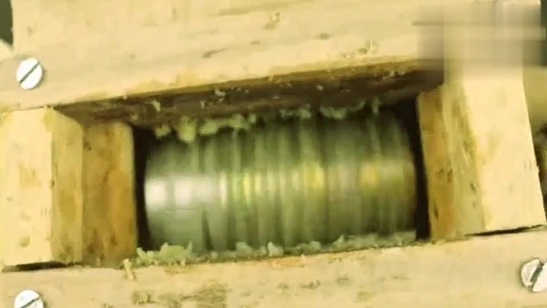 农民发明了一台粉碎机,放在家里使用很方便,看完长见识了