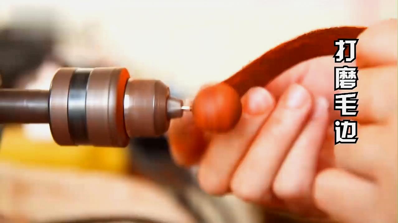 紫檀佛珠手串打磨抛光过程,太考验人的耐心和细心了,大赞手艺人