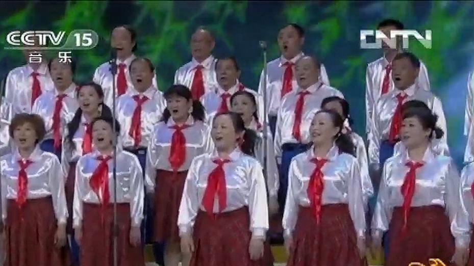 经典歌曲《让我们荡起双桨》,熟悉的旋律,勾起了童年的回忆!