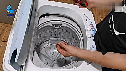 帅小伙现场演示波轮洗衣机波轮拆卸技巧,家电清洗的伙伴不再发愁