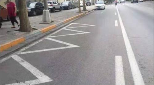 开车看到这种三角形标志躲远点,很多老司机都被扣分,可不是吓你