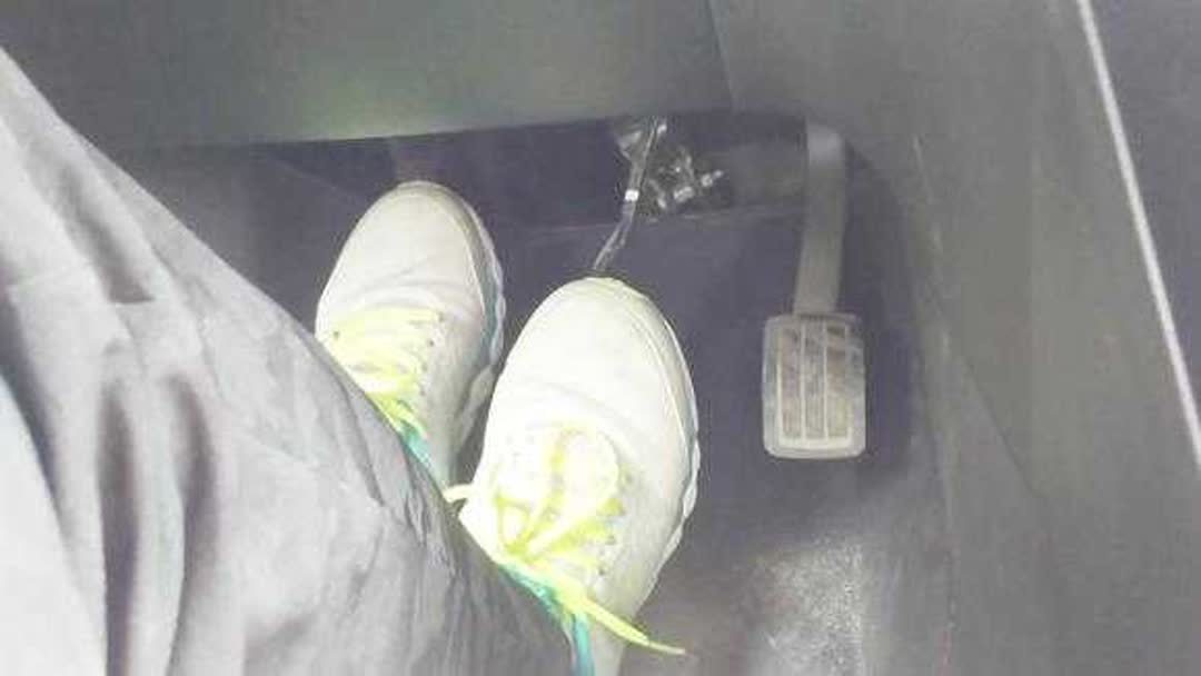 手动挡的车子减速时,先踩刹车还是先踩离合?