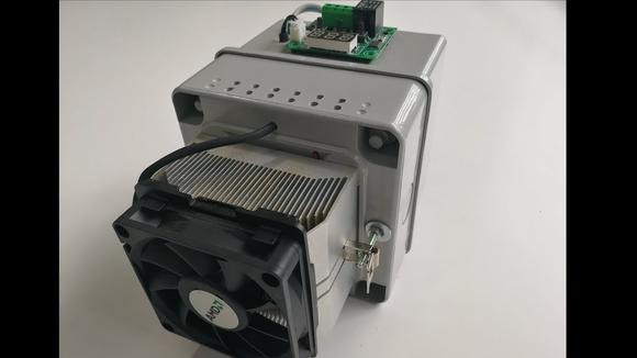 半导体制冷片自制迷你冷气,放箱子里当冷藏来用没问题。