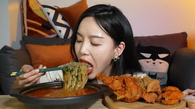 沉浸式嗦粉,咔咔吃炸鸡,猪油渣美食创作人沉浸式嗦粉挑战