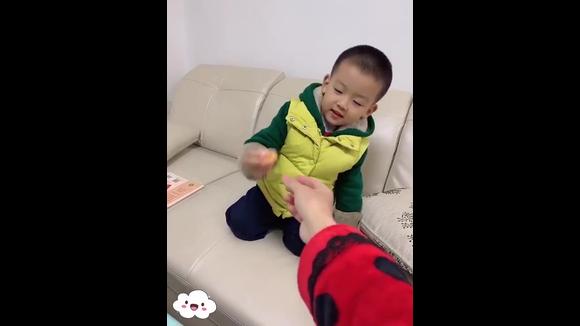 3岁半宝宝看了我们写的亲子英文,反过来教妈妈如何吃水果