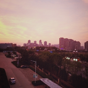 只和年轻漂亮小姑娘玩 