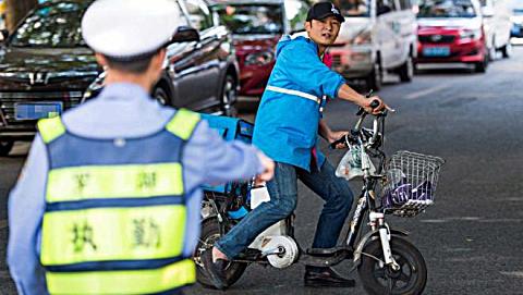 2019年4月电动车新规, 将划分为2类, 上路也要考驾照买保险
