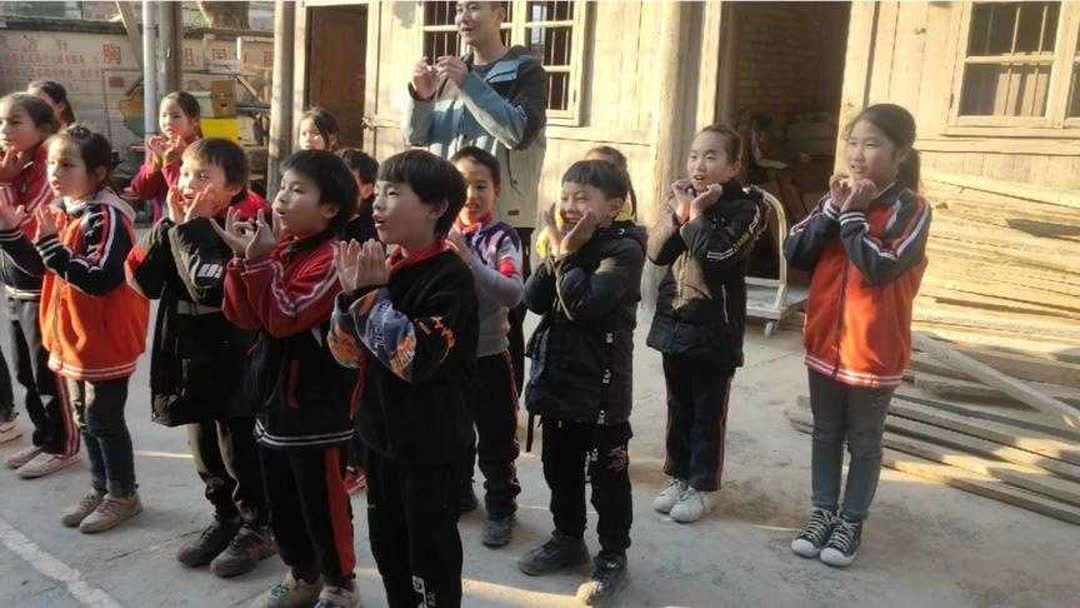 农村小学生合唱一首歌,瞬间感受到满满的爱!
