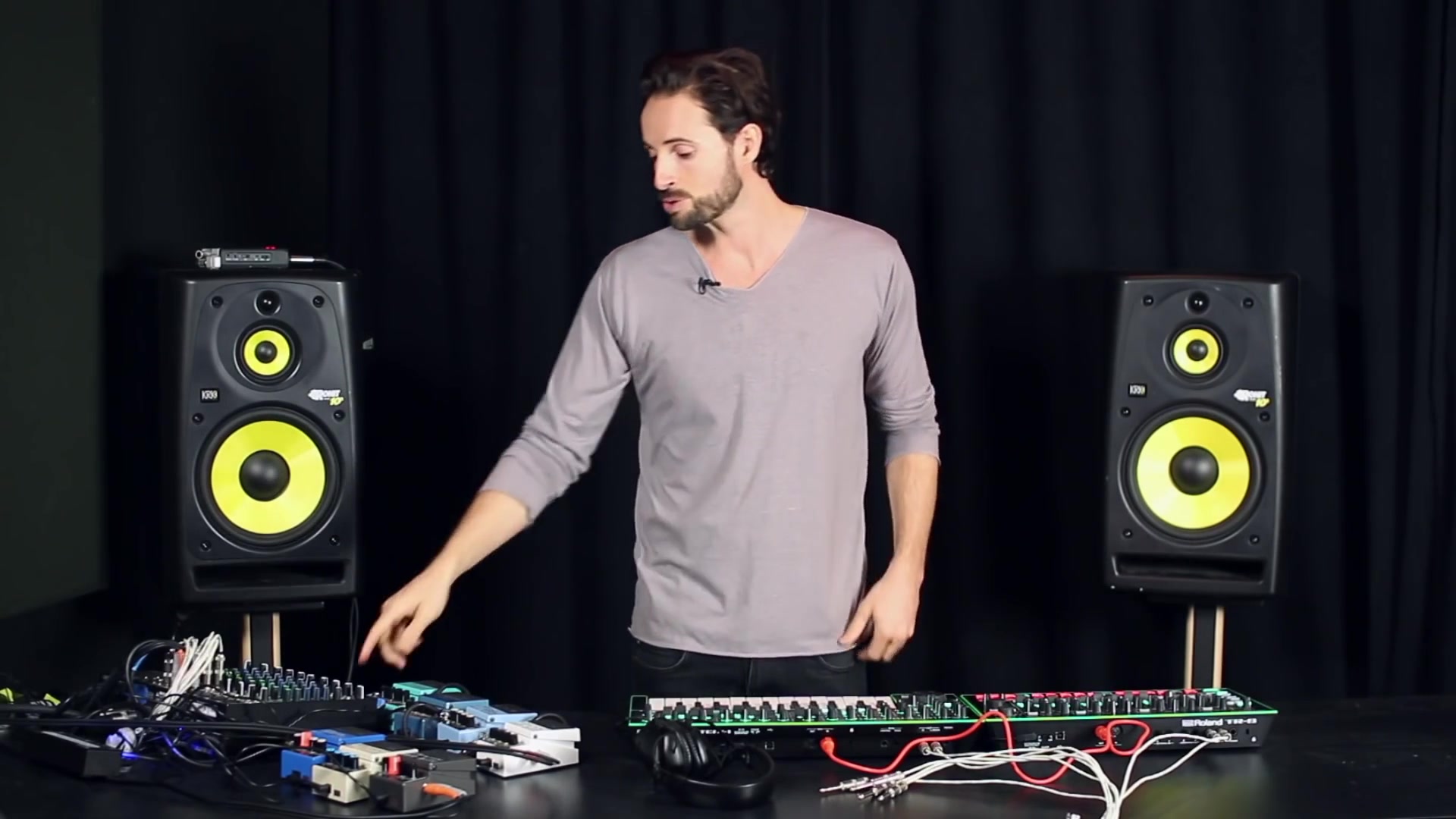 使用合成器、鼓机和其他设备现场制作音乐