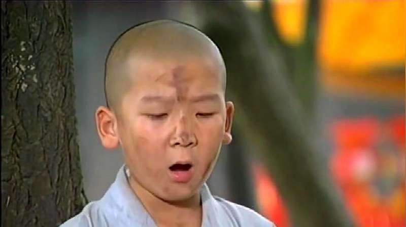 几个孩子上街乞讨,啥都没用要到,结果被老大训话