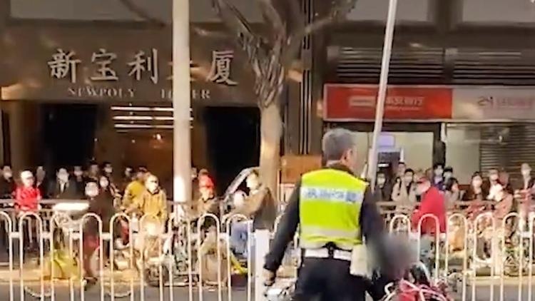 嚣张！广州一摩托车司机暴力抗法还袭警，交警全程克制获群众声援